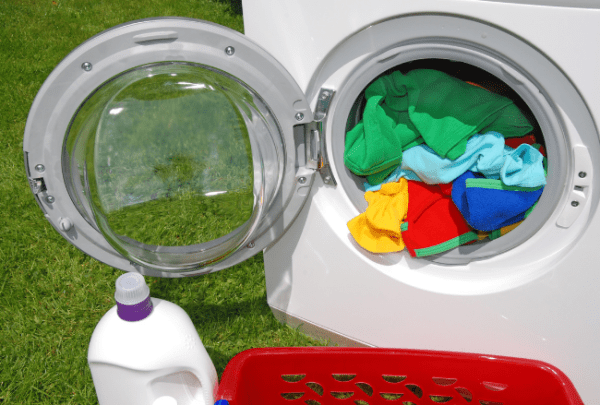 ¿Lavamos demasiado nuestra ropa? – La bruja con tacón de aguja